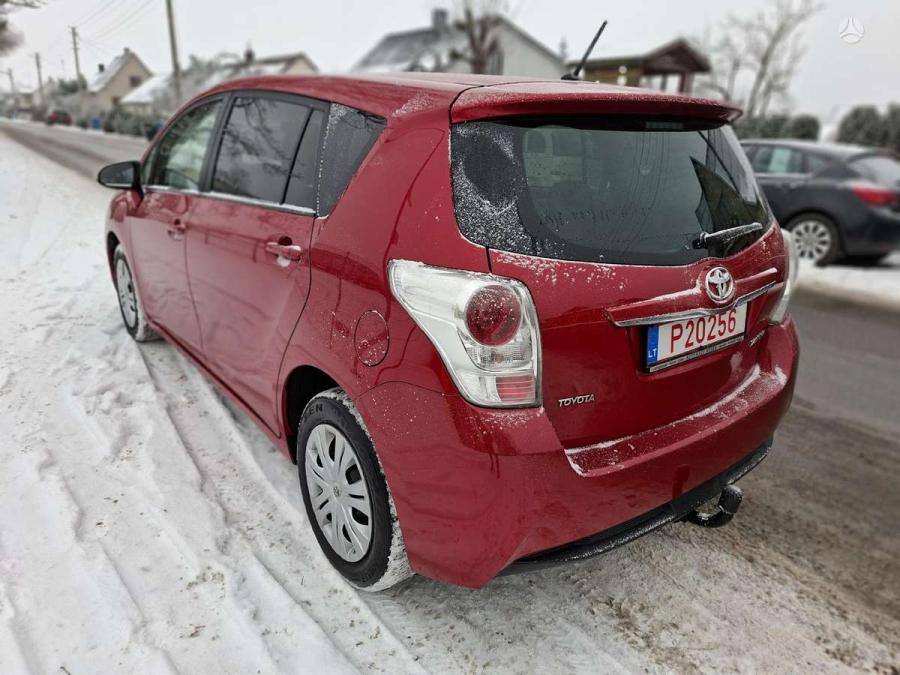 Sarkans Toyota Verso 2013 Marijampole, ar dzinēja tilpumu 1.60 L un nobraukumu 235 tūkst. km par 6299 €, foto 4 vietnē AUTOMOTO.COM.LV