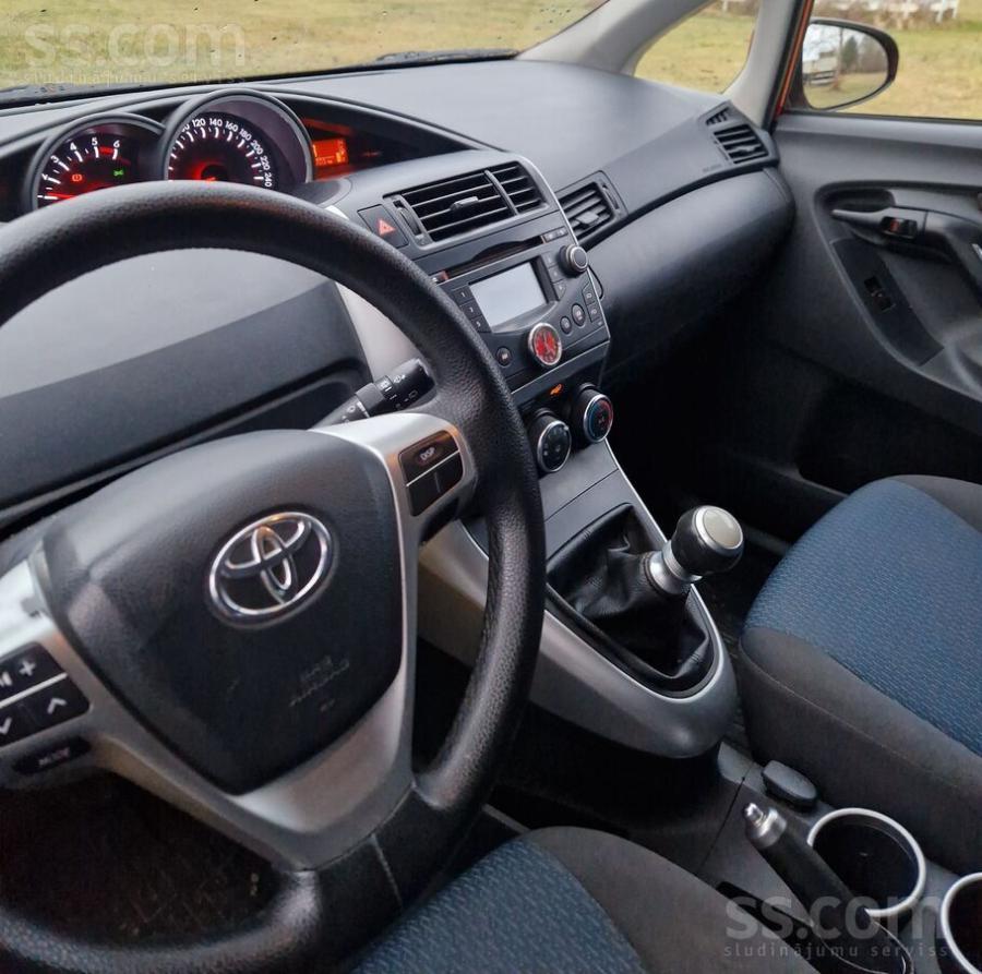 Sarkans Toyota Verso 2013 Ogre, ar dzinēja tilpumu 2.00 L un nobraukumu 296 tūkst. km par 6400 €, foto 12 vietnē AUTOMOTO.COM.LV