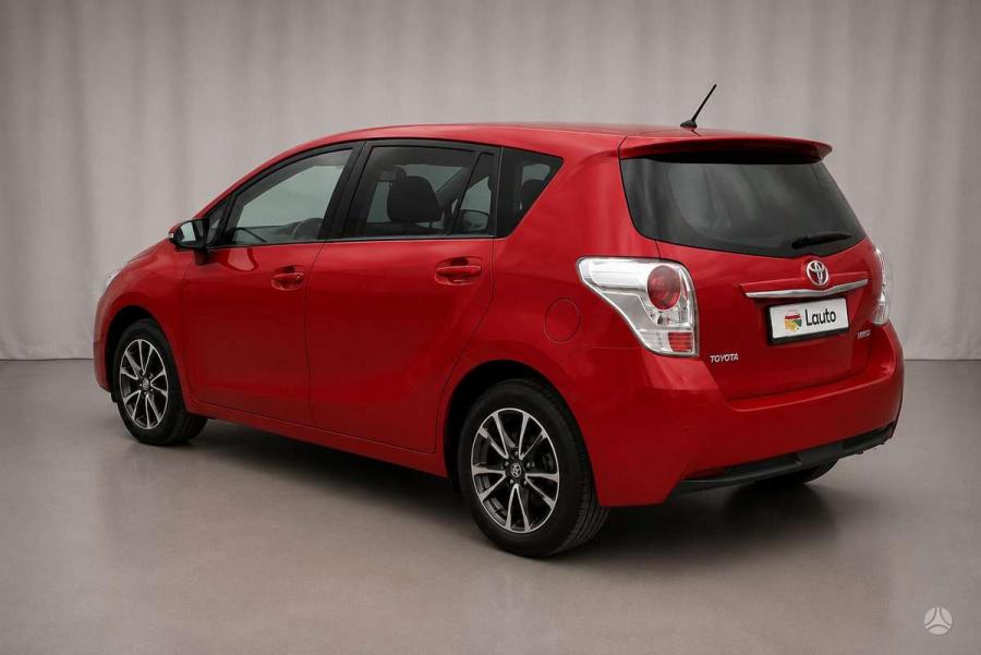 Red Toyota Verso 2014 in Vilnius, with an engine capacity of 1.60 L and mileage of 248 thousand km for 7490 €, photo 4 on AUTOMOTO.COM.LV