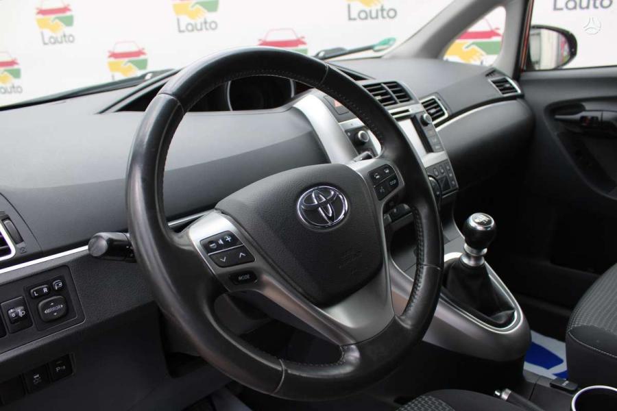 Red Toyota Verso 2014 in Vilnius, with an engine capacity of 1.60 L and mileage of 248 thousand km for 7490 €, photo 13 on AUTOMOTO.COM.LV