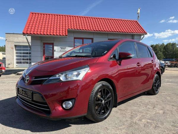 Sarkans Toyota Verso 2017 Radviliškis, ar dzinēja tilpumu 1.80 L un nobraukumu 221 tūkst. km par 11750 €, foto  vietnē AUTOMOTO.COM.LV