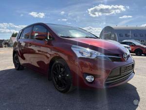 Red Toyota Verso 2017 in Radviliskis, with an engine capacity of 1.80 L and mileage of 221 thousand km for 11750 €, photo 3 on AUTOMOTO.COM.LV