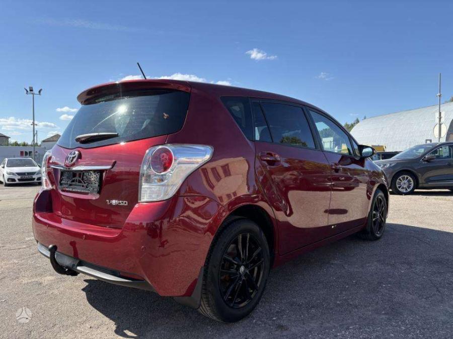 Red Toyota Verso 2017 in Radviliskis, with an engine capacity of 1.80 L and mileage of 221 thousand km for 11750 €, photo 4 on AUTOMOTO.COM.LV