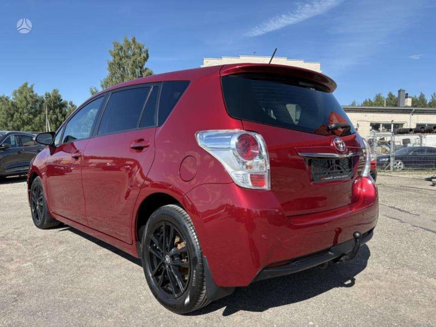 Red Toyota Verso 2017 in Radviliskis, with an engine capacity of 1.80 L and mileage of 221 thousand km for 11750 €, photo 5 on AUTOMOTO.COM.LV