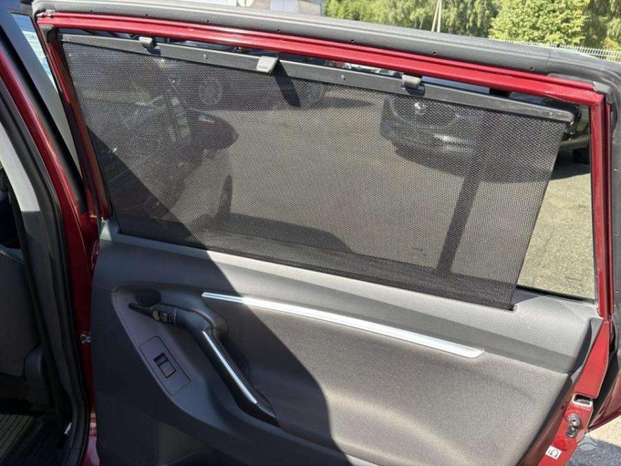 Red Toyota Verso 2017 in Radviliskis, with an engine capacity of 1.80 L and mileage of 221 thousand km for 11750 €, photo 15 on AUTOMOTO.COM.LV