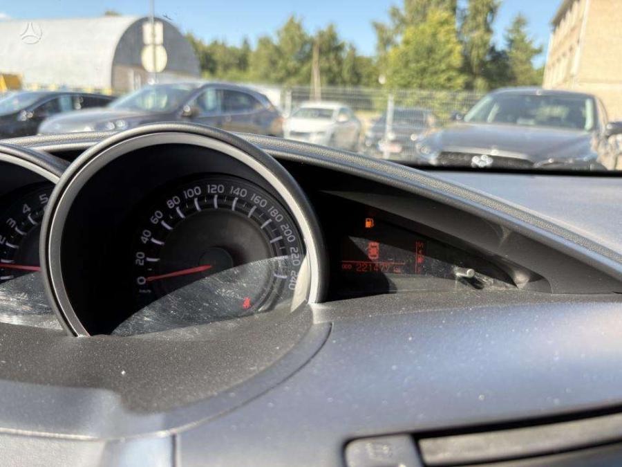 Red Toyota Verso 2017 in Radviliskis, with an engine capacity of 1.80 L and mileage of 221 thousand km for 11750 €, photo 23 on AUTOMOTO.COM.LV