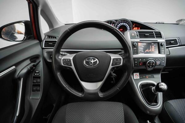 Sarkans Toyota Verso 2013 Peetri, ar dzinēja tilpumu 2.00 L un nobraukumu 174 tūkst. km par 10850 €, foto 8 vietnē AUTOMOTO.COM.LV