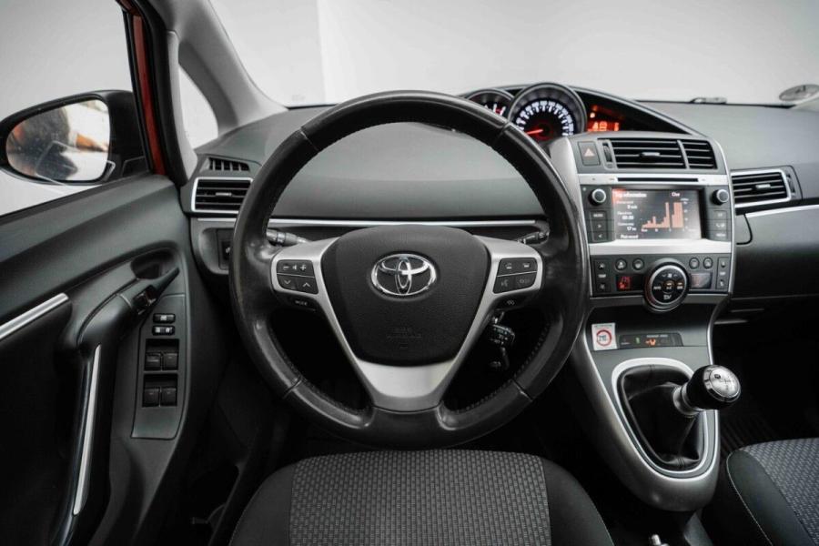 Sarkans Toyota Verso 2013 Peetri, ar dzinēja tilpumu 2.00 L un nobraukumu 174 tūkst. km par 10850 €, foto 9 vietnē AUTOMOTO.COM.LV