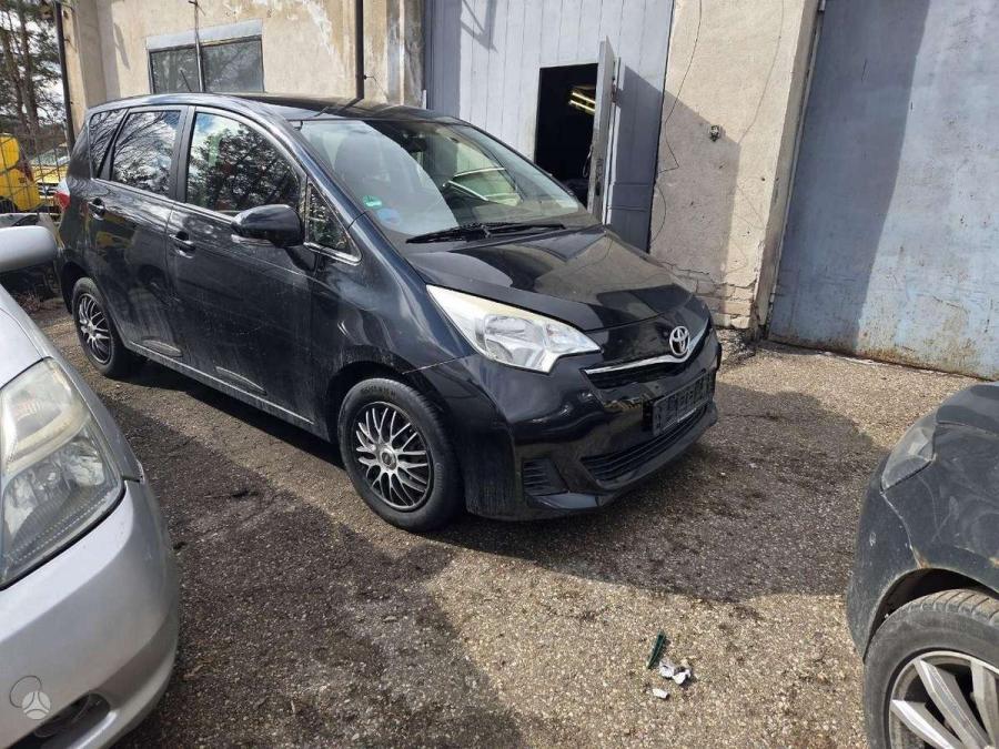 Melns Toyota Verso-S 2013 Viļņa, ar dzinēja tilpumu 1.40 L un nobraukumu 105 tūkst. km par 3600 €, foto 3 vietnē AUTOMOTO.COM.LV