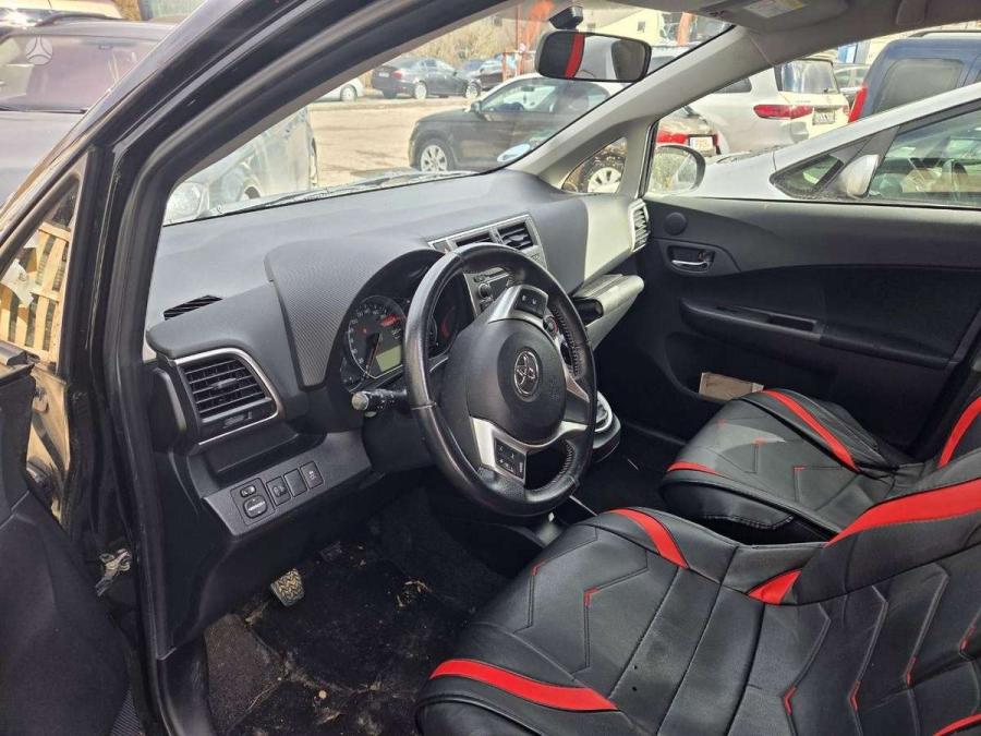 Melns Toyota Verso-S 2013 Viļņa, ar dzinēja tilpumu 1.40 L un nobraukumu 105 tūkst. km par 3600 €, foto 6 vietnē AUTOMOTO.COM.LV