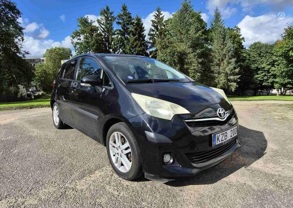 Melns Toyota Verso-S 2011 Telšiai, ar dzinēja tilpumu 1.33 L un nobraukumu 182 tūkst. km par 3800 €, foto 2 vietnē AUTOMOTO.COM.LV