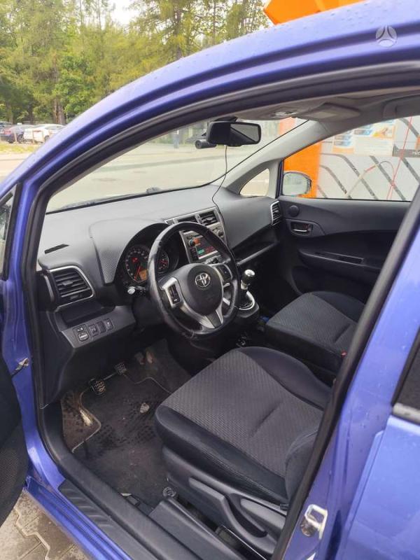 Toyota Verso-S 2011 Viļņa vietnē Zils Toyota Verso-S 2011 Viļņa, ar dzinēja tilpumu 1.36 L un nobraukumu 373 tūkst. km par 3999 €, foto 10 vietnē AUTOMOTO.COM.LV