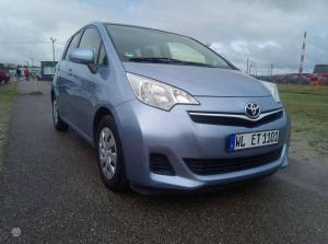 Zils Toyota Verso-S 2012 Viļņa, ar dzinēja tilpumu 1.30 L un nobraukumu 185 tūkst. km par 6150 €, foto  vietnē AUTOMOTO.COM.LV