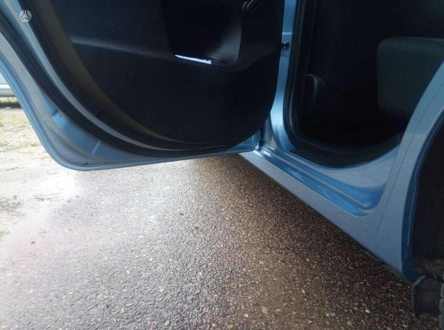 Blue Toyota Verso-S 2012 in Vilnius, with an engine capacity of 1.30 L and mileage of 185 thousand km for 6150 €, photo 8 on AUTOMOTO.COM.LV
