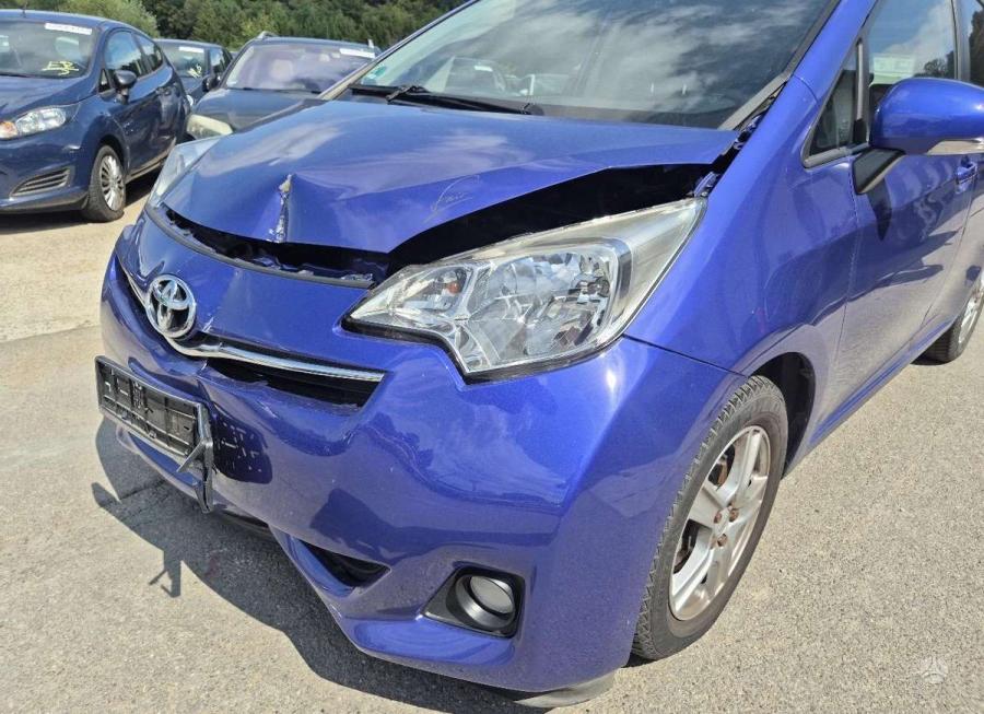 Blue Toyota Verso-S 2011 in Kaunas, with an engine capacity of 1.36 L and mileage of 99 thousand km for 3200 €, photo 6 on AUTOMOTO.COM.LV