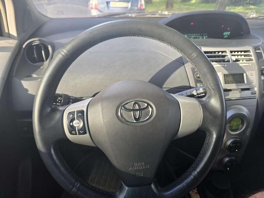 Pelēks Toyota Verso-S 2006 Šauļi, ar dzinēja tilpumu 1.30 L un nobraukumu 264 tūkst. km par 1699 €, foto 14 vietnē AUTOMOTO.COM.LV