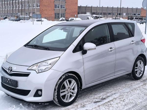 Pelēks Toyota Verso-S 2011 Šauļi, ar dzinēja tilpumu 1.30 L un nobraukumu 252 tūkst. km par 5500 €, foto 1 vietnē AUTOMOTO.COM.LV