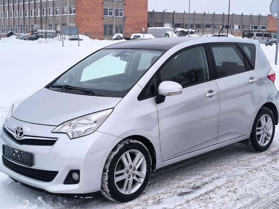 Pelēks Toyota Verso-S 2011 Šauļi, ar dzinēja tilpumu 1.30 L un nobraukumu 252 tūkst. km par 5500 €, foto 1 vietnē AUTOMOTO.COM.LV