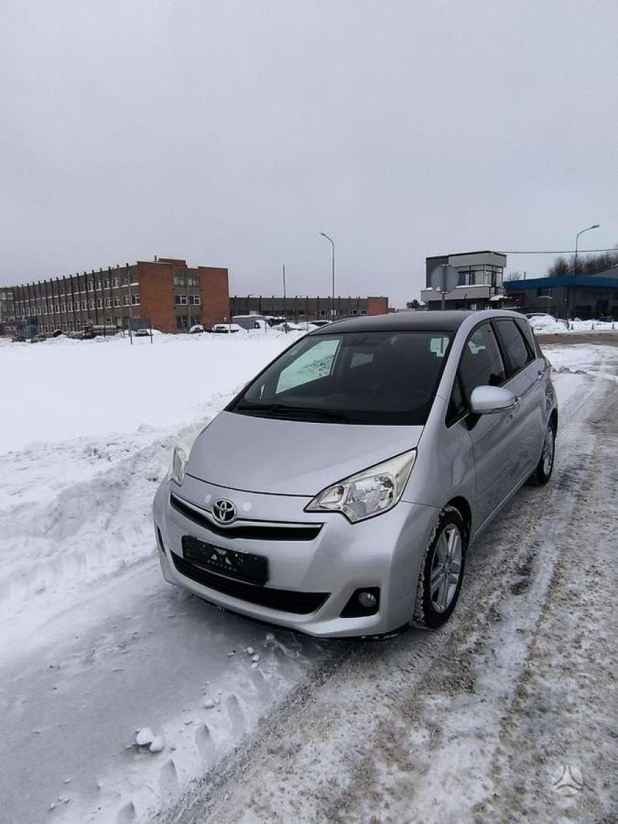 Pelēks Toyota Verso-S 2011 Šauļi, ar dzinēja tilpumu 1.30 L un nobraukumu 252 tūkst. km par 5500 €, foto 2 vietnē AUTOMOTO.COM.LV