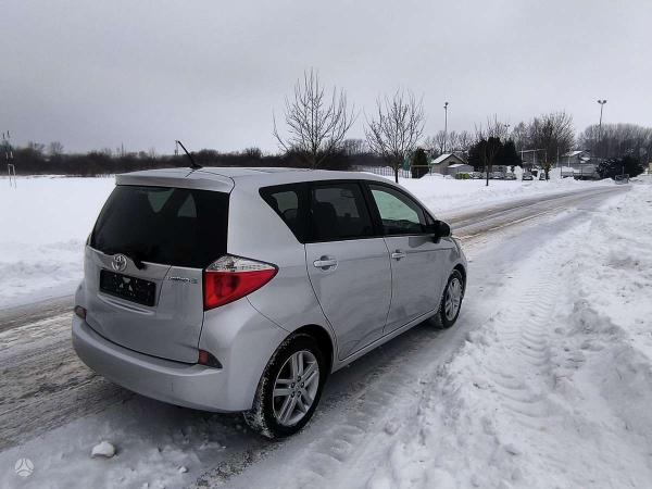 Pelēks Toyota Verso-S 2011 Šauļi, ar dzinēja tilpumu 1.30 L un nobraukumu 252 tūkst. km par 5500 €, foto 5 vietnē AUTOMOTO.COM.LV