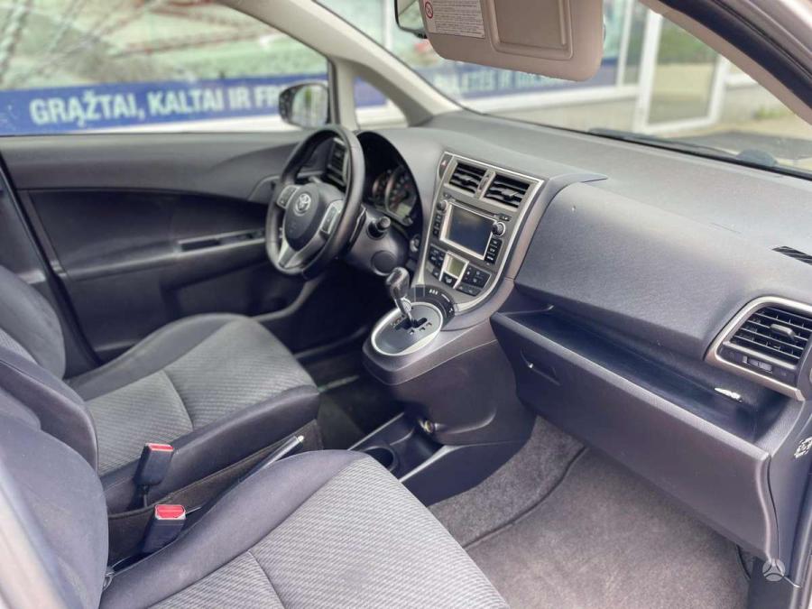 Grey Toyota Verso-S 2011 in Vilnius, with an engine capacity of 1.40 L and mileage of 212 thousand km for 5950 €, photo 12 on AUTOMOTO.COM.LV