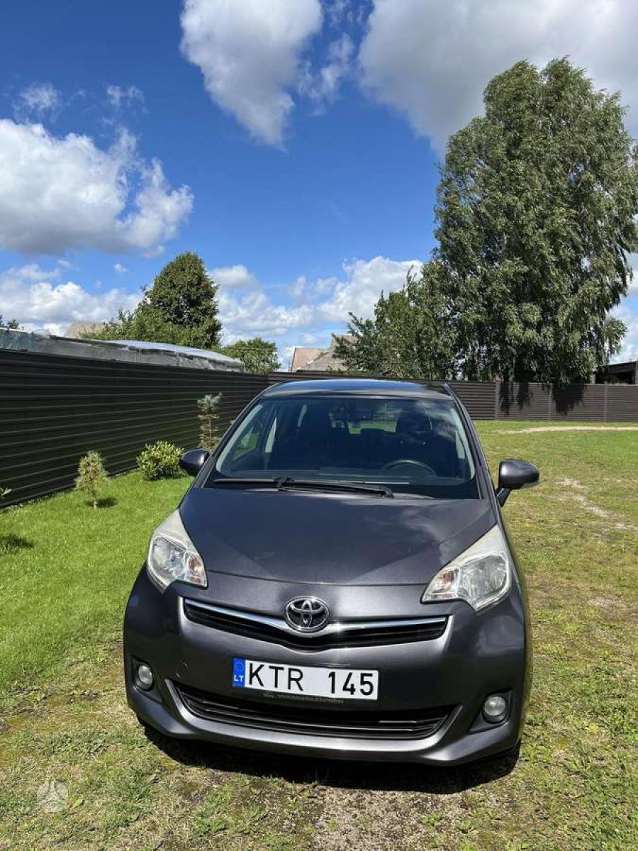Pelēks Toyota Verso-S 2012 Alīta, ar dzinēja tilpumu 0.00 L un nobraukumu 243 tūkst. km par 4350 €, foto 1 vietnē AUTOMOTO.COM.LV