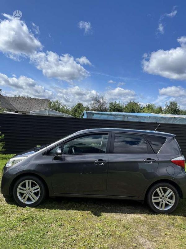Pelēks Toyota Verso-S 2012 Alīta, ar dzinēja tilpumu 0.00 L un nobraukumu 243 tūkst. km par 4350 €, foto 2 vietnē AUTOMOTO.COM.LV