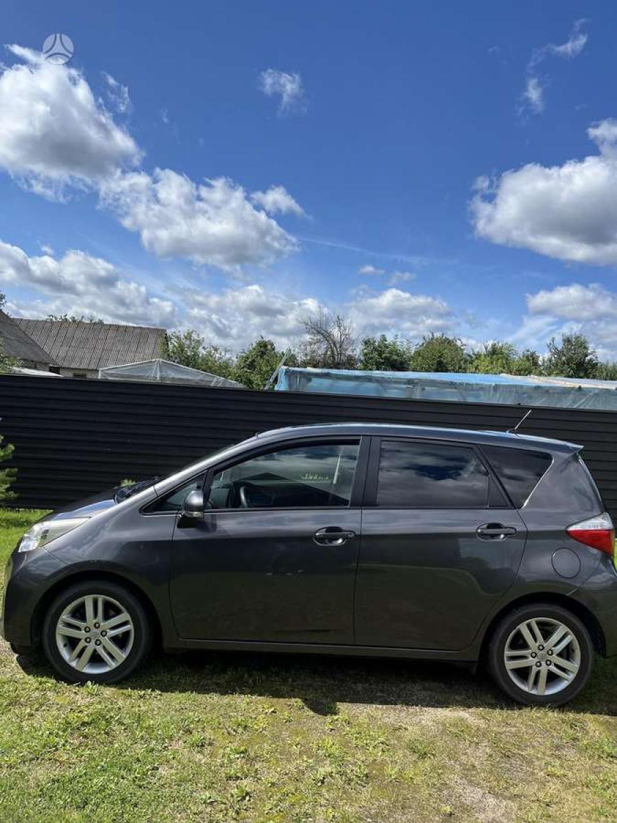 Pelēks Toyota Verso-S 2012 Alīta, ar dzinēja tilpumu 0.00 L un nobraukumu 243 tūkst. km par 4350 €, foto 3 vietnē AUTOMOTO.COM.LV