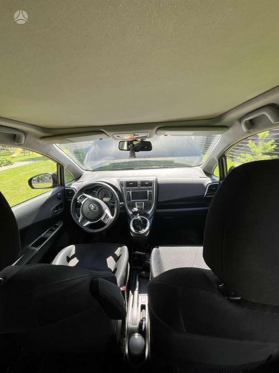 Pelēks Toyota Verso-S 2012 Alīta, ar dzinēja tilpumu 0.00 L un nobraukumu 243 tūkst. km par 4350 €, foto 6 vietnē AUTOMOTO.COM.LV