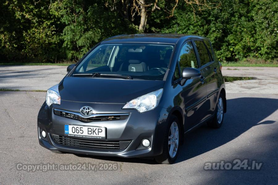 Pelēks Toyota Verso-S 2013 Tallina, ar dzinēja tilpumu 1.30 L un nobraukumu 157 tūkst. km par 4950 €, foto 1 vietnē AUTOMOTO.COM.LV