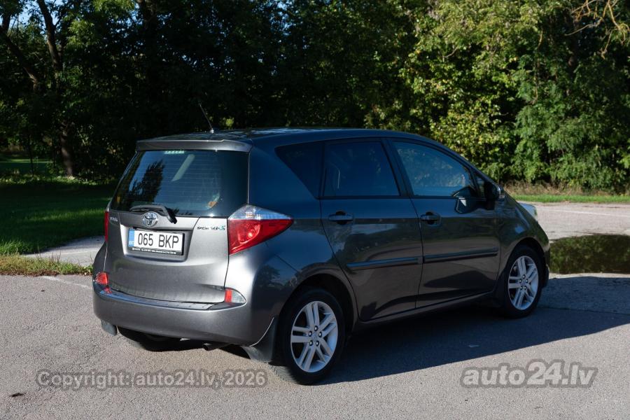Pelēks Toyota Verso-S 2013 Tallina, ar dzinēja tilpumu 1.30 L un nobraukumu 157 tūkst. km par 4950 €, foto 3 vietnē AUTOMOTO.COM.LV