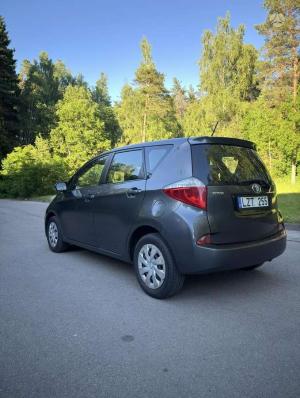 Grey Toyota Verso-S 2011 in Visaginas, with an engine capacity of 1.30 L and mileage of 249 thousand km for 3900 €, photo 4 on AUTOMOTO.COM.LV