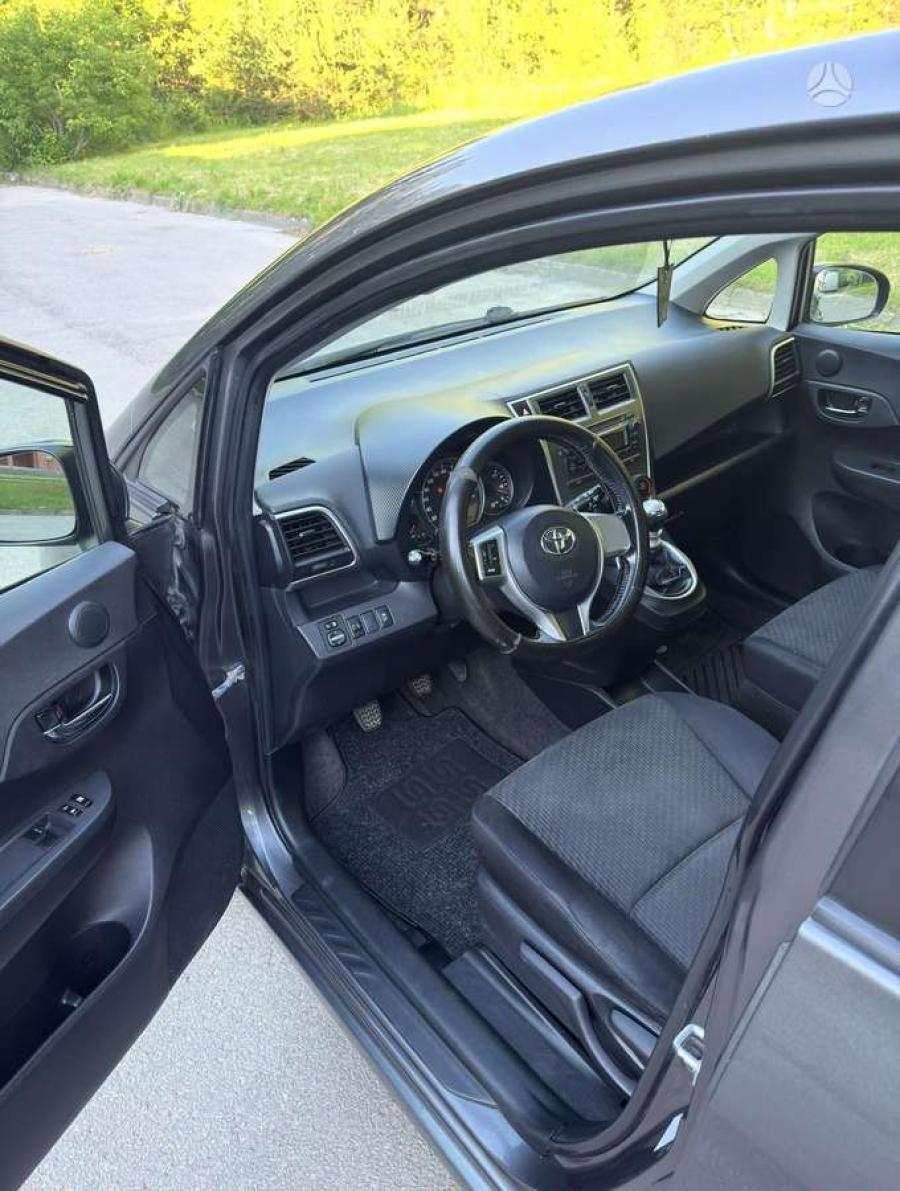 Grey Toyota Verso-S 2011 in Visaginas, with an engine capacity of 1.30 L and mileage of 249 thousand km for 3900 €, photo 12 on AUTOMOTO.COM.LV