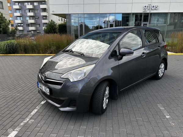 Pelēks Toyota Verso-S 2012 Viļņa, ar dzinēja tilpumu 1.33 L un nobraukumu 157 tūkst. km par 3900 €, foto 1 vietnē AUTOMOTO.COM.LV