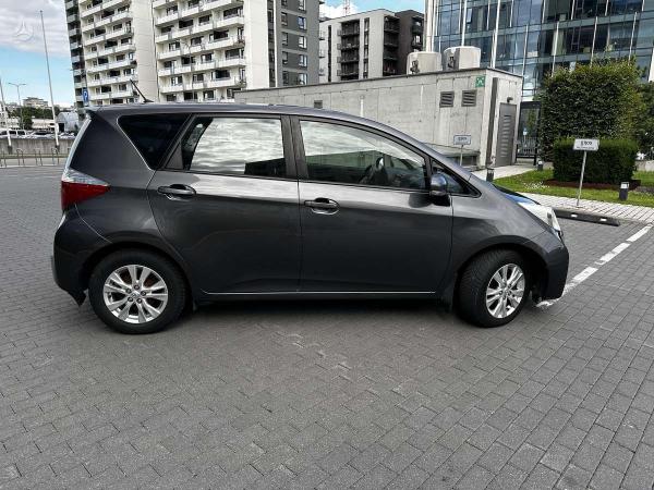 Pelēks Toyota Verso-S 2012 Viļņa, ar dzinēja tilpumu 1.33 L un nobraukumu 157 tūkst. km par 3900 €, foto 4 vietnē AUTOMOTO.COM.LV