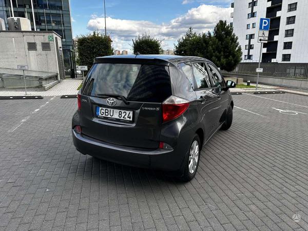 Pelēks Toyota Verso-S 2012 Viļņa, ar dzinēja tilpumu 1.33 L un nobraukumu 157 tūkst. km par 3900 €, foto 5 vietnē AUTOMOTO.COM.LV