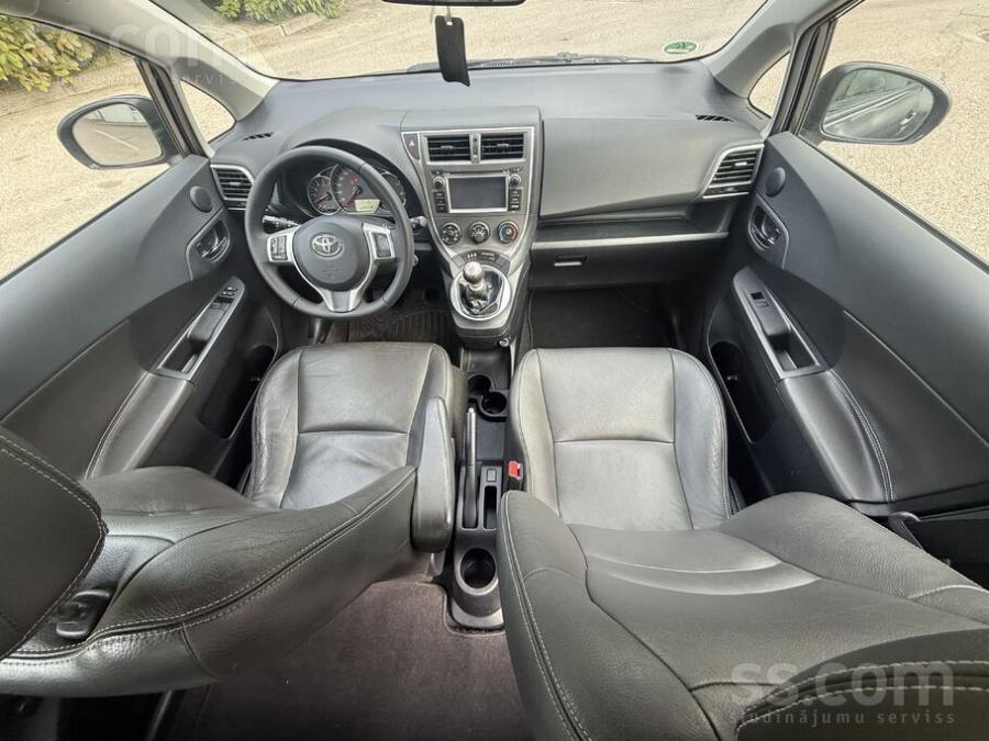 Pelēks Toyota Verso-S 2012 Rīga, ar dzinēja tilpumu 1.40 L un nobraukumu 240 tūkst. km par 4570 €, foto 10 vietnē AUTOMOTO.COM.LV