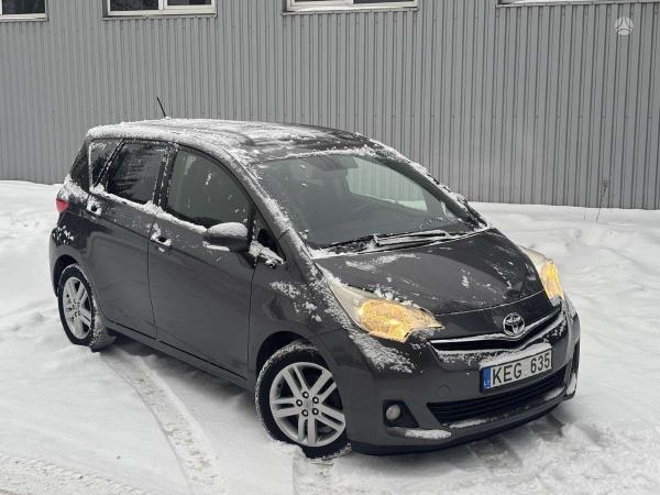 Pelēks Toyota Verso-S 2013 Kauņa, ar dzinēja tilpumu 1.36 L un nobraukumu 194 tūkst. km par 5150 €, foto 2 vietnē AUTOMOTO.COM.LV