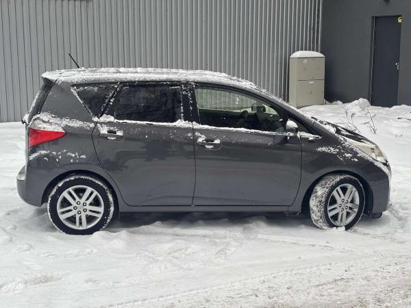 Pelēks Toyota Verso-S 2013 Kauņa, ar dzinēja tilpumu 1.36 L un nobraukumu 194 tūkst. km par 5150 €, foto 3 vietnē AUTOMOTO.COM.LV