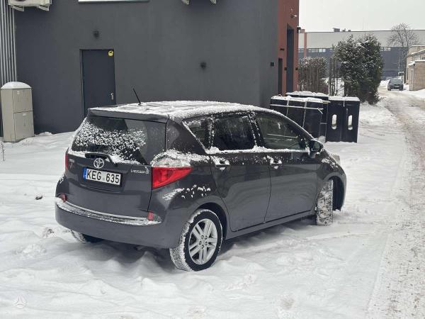 Pelēks Toyota Verso-S 2013 Kauņa, ar dzinēja tilpumu 1.36 L un nobraukumu 194 tūkst. km par 5150 €, foto 4 vietnē AUTOMOTO.COM.LV