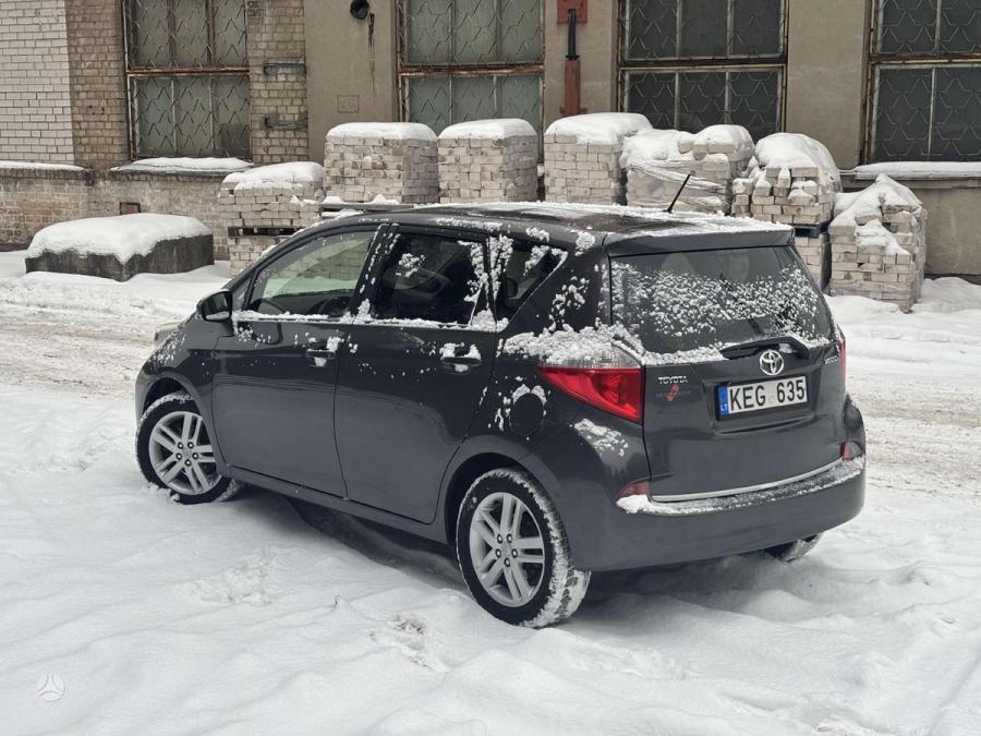 Grey Toyota Verso-S 2013 in Kaunas, with an engine capacity of 1.36 L and mileage of 194 thousand km for 5150 €, photo 6 on AUTOMOTO.COM.LV