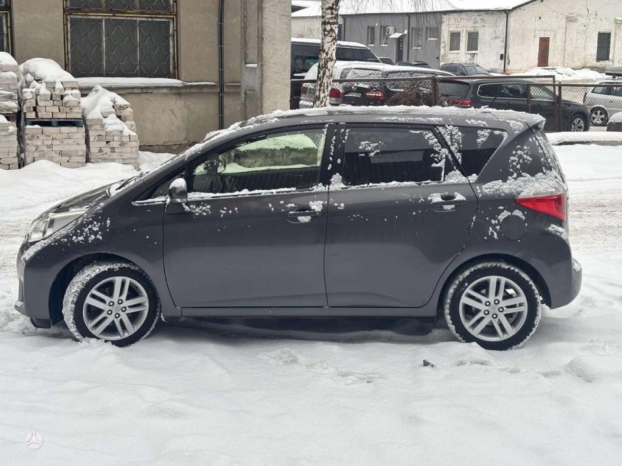 Grey Toyota Verso-S 2013 in Kaunas, with an engine capacity of 1.36 L and mileage of 194 thousand km for 5150 €, photo 7 on AUTOMOTO.COM.LV