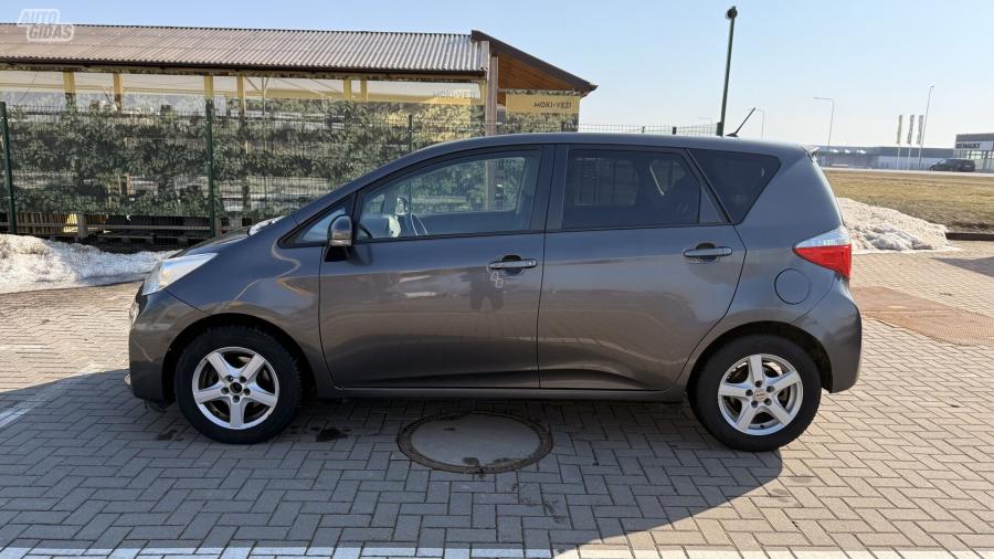 Toyota Verso-S 2011 in Panevezys, with an engine capacity of 1.40 L and mileage of 218 thousand km for 3600 €, photo 4 on AUTOMOTO.COM.LV