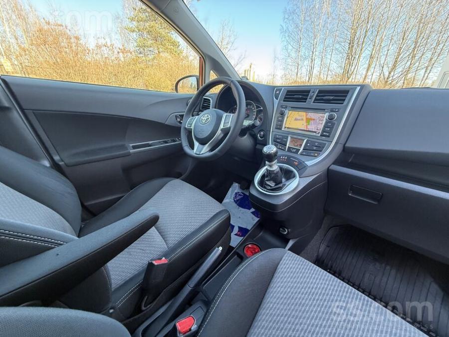 Sarkans Toyota Verso-S 2014 Rīga, ar dzinēja tilpumu 1.40 L un nobraukumu 230 tūkst. km par 4750 €, foto 19 vietnē AUTOMOTO.COM.LV