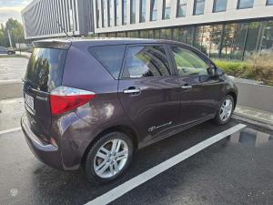 Violets Toyota Verso-S 2013 Viļņa, ar dzinēja tilpumu 1.33 L un nobraukumu 205 tūkst. km par 6100 €, foto  vietnē AUTOMOTO.COM.LV