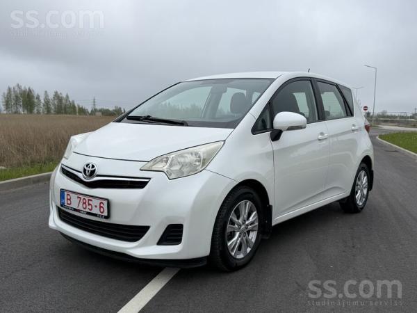 White Toyota Verso-S 2011 in Liepaja, with an engine capacity of 1.30 L and mileage of 34 thousand km for 6600 €, photo 1 on AUTOMOTO.COM.LV