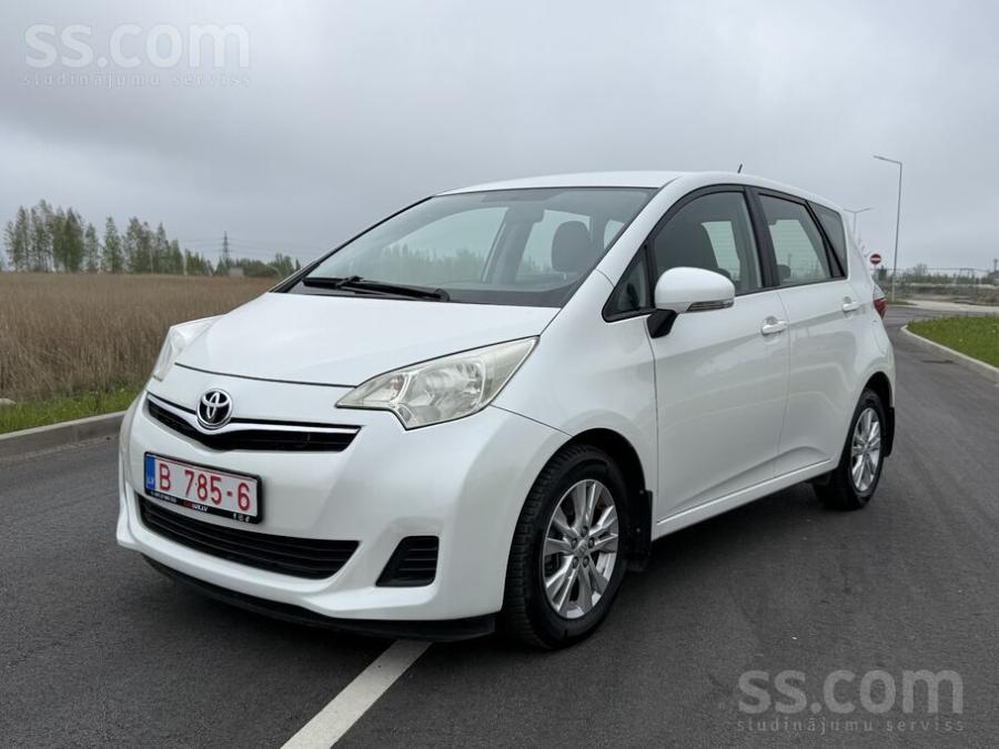 Balts Toyota Verso-S 2011 Liepāja, ar dzinēja tilpumu 1.30 L un nobraukumu 34 tūkst. km par 6600 €, foto 1 vietnē AUTOMOTO.COM.LV