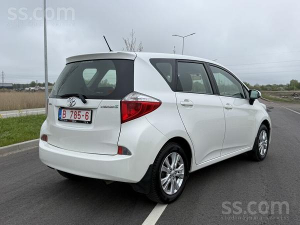 White Toyota Verso-S 2011 in Liepaja, with an engine capacity of 1.30 L and mileage of 34 thousand km for 6600 €, photo 2 on AUTOMOTO.COM.LV