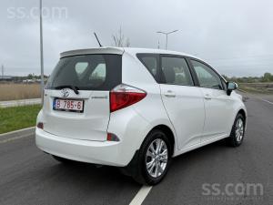 Balts Toyota Verso-S 2011 Liepāja, ar dzinēja tilpumu 1.30 L un nobraukumu 34 tūkst. km par 6600 €, foto 3 vietnē AUTOMOTO.COM.LV