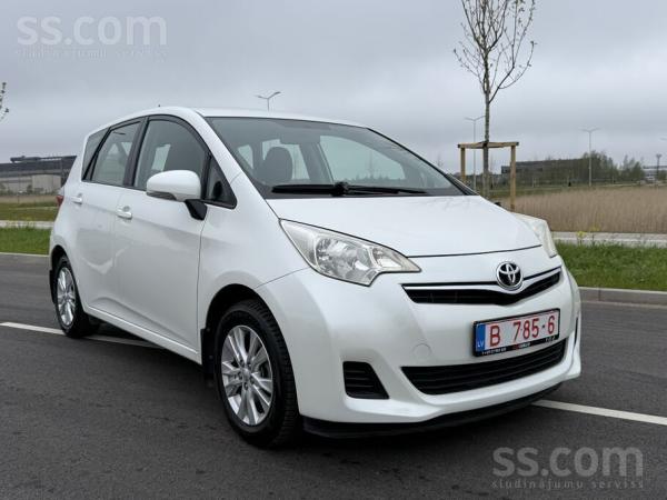 White Toyota Verso-S 2011 in Liepaja, with an engine capacity of 1.30 L and mileage of 34 thousand km for 6600 €, photo 3 on AUTOMOTO.COM.LV